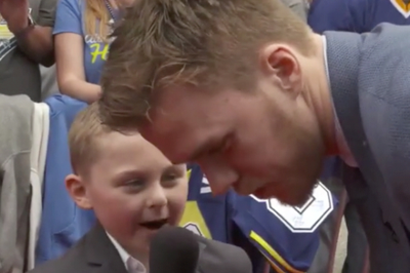 Connor McDavid Accepts the NHL's Ted Lindsay Award Dressed in a King ...